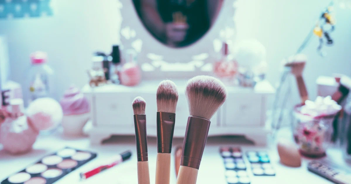 These Top 11 Makeup Brands Offer Student Discounts for College Students